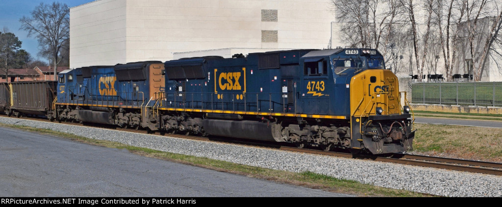 CSX 4743 SD70MAC and CSX 4777 SD70MAC bring a manifest south through Cartersville GA 1:56PM 01 ...